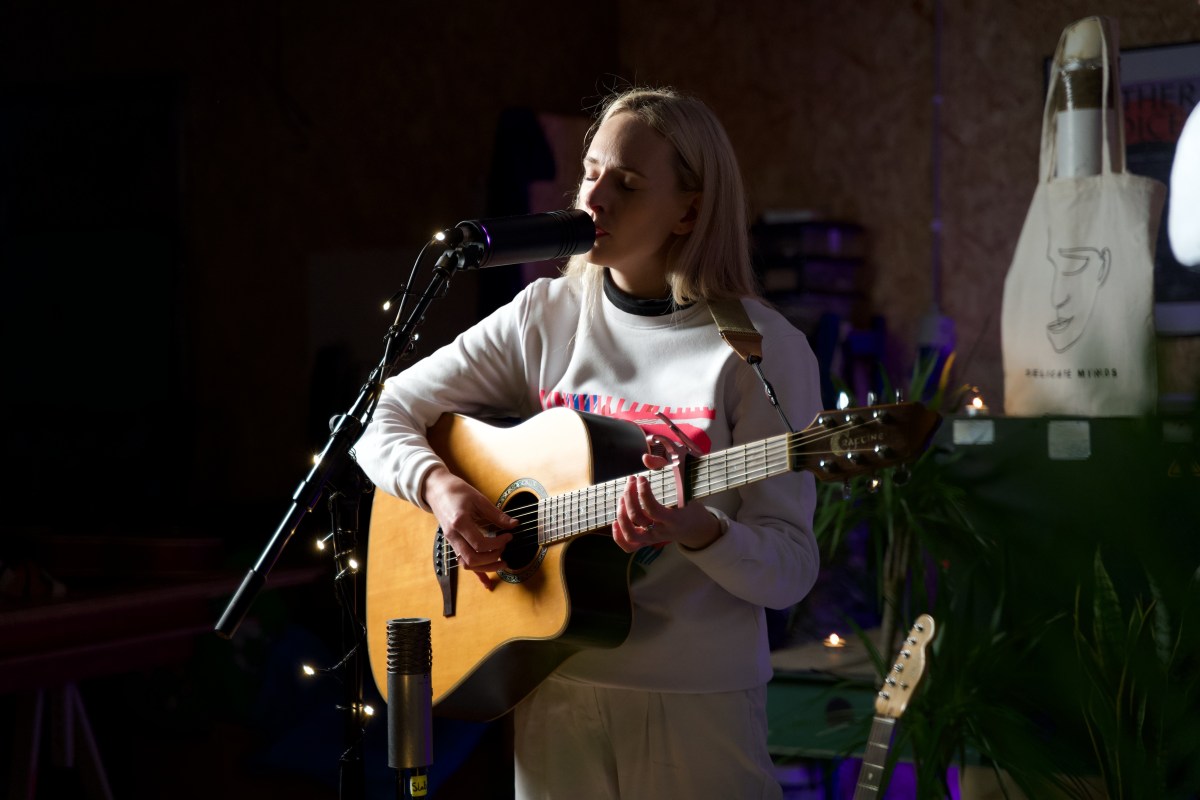 Watch Jackie Beverly’s intimate performance of ‘Sea Glass’ live at Jill ...